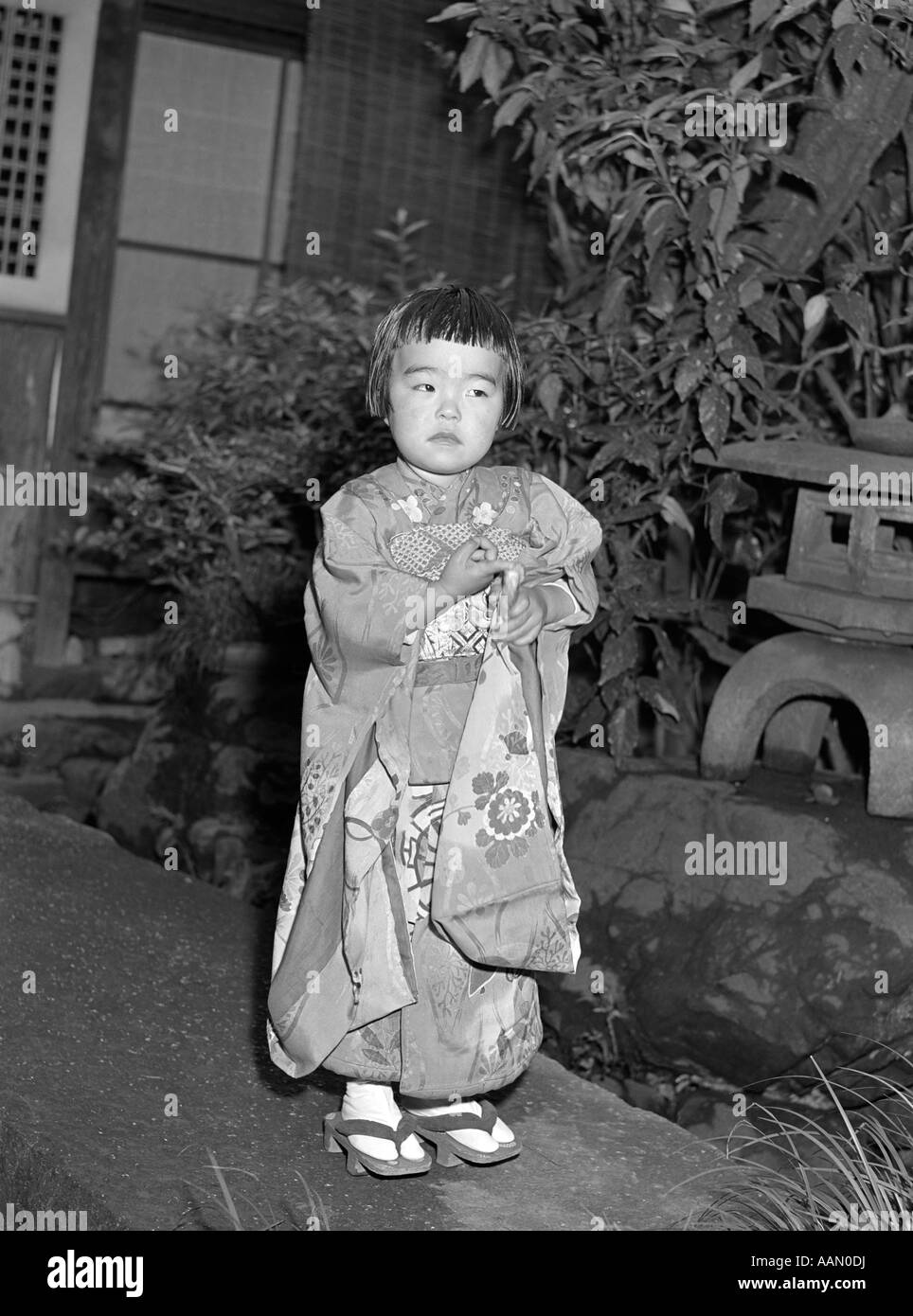 1960s MARI SMALL GEISHA LITTLE GIRL IN NATIVE JAPANESE COSTUME KIMONO ...