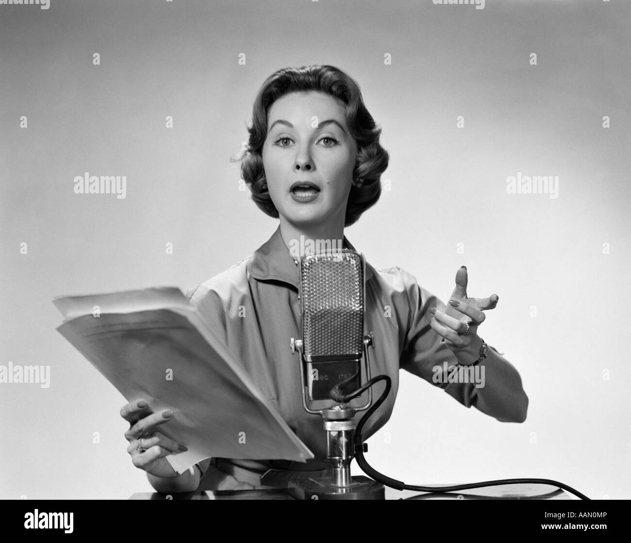 Reporter 1950s hi-res stock photography and images - Alamy
