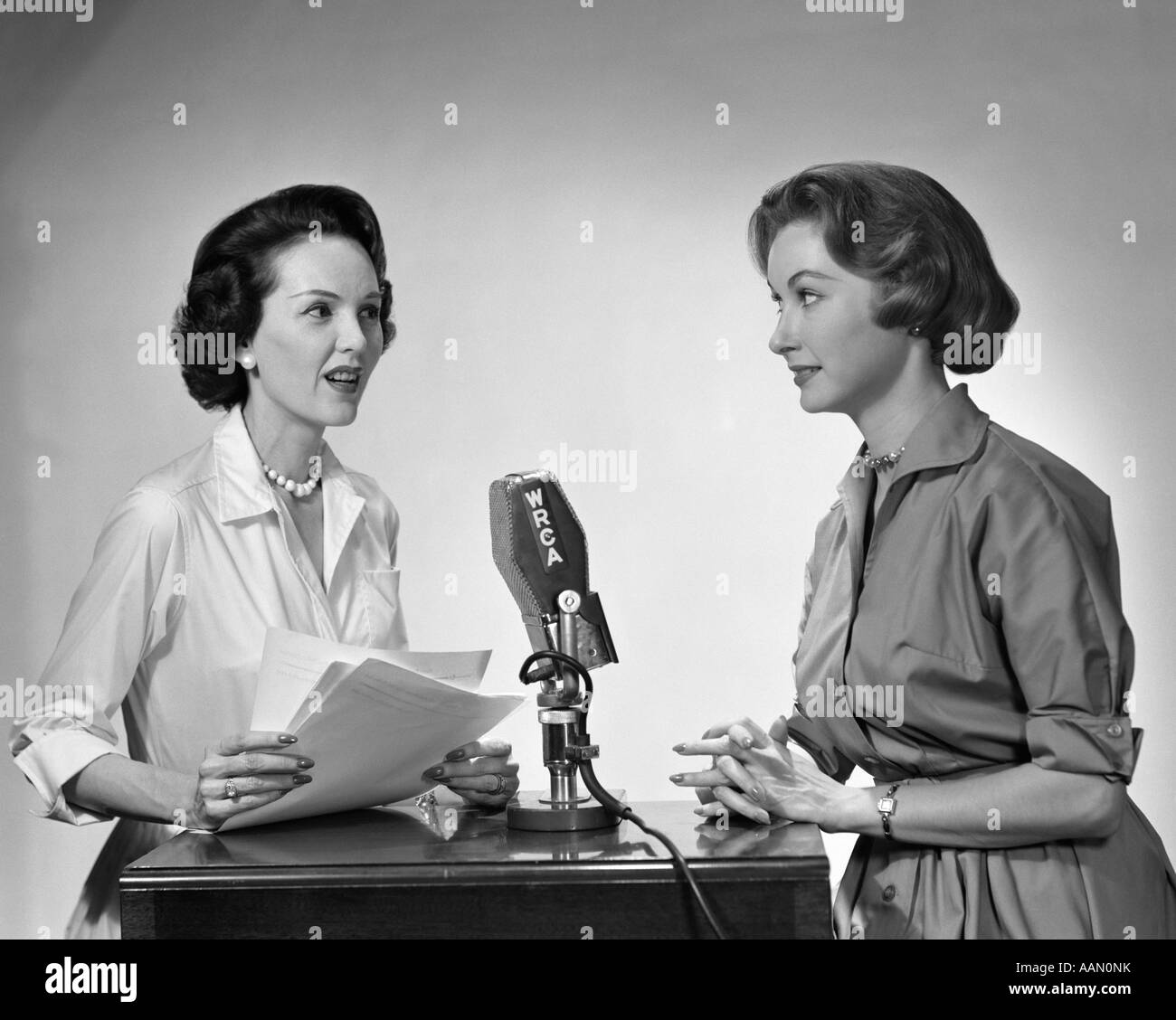 Reporter 1950s hi-res stock photography and images - Alamy