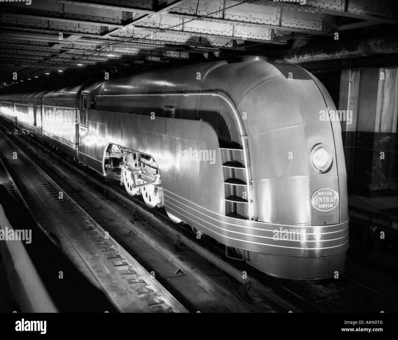 1930s ANGLED VIEW OF NEW YORK CENTRAL STREAMLINED PASSENGER TRAIN Stock ...
