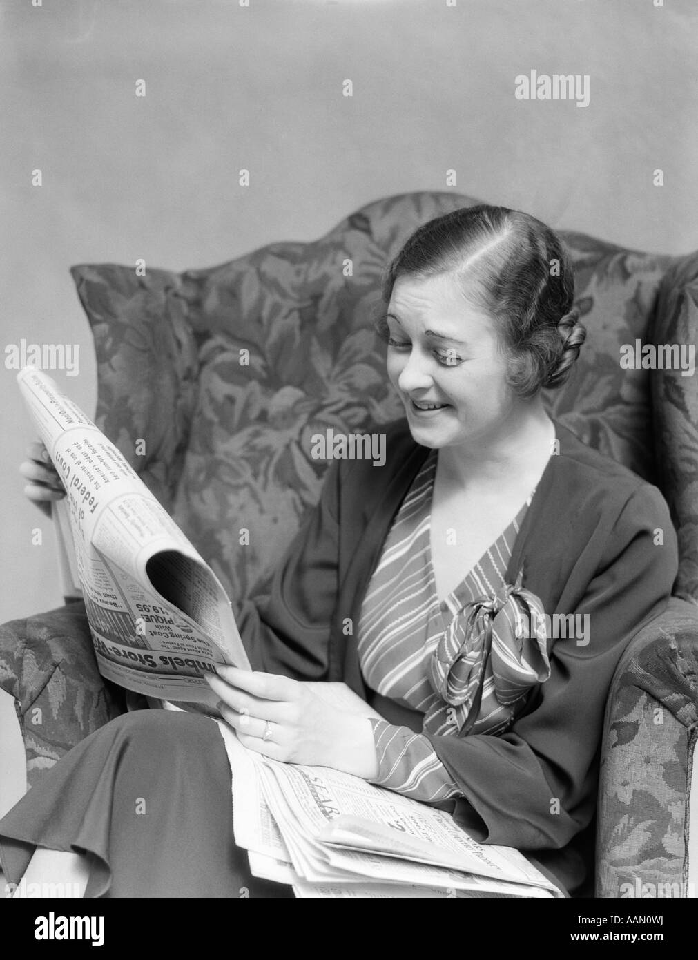 Women reading 1930s hi-res stock photography and images - Alamy