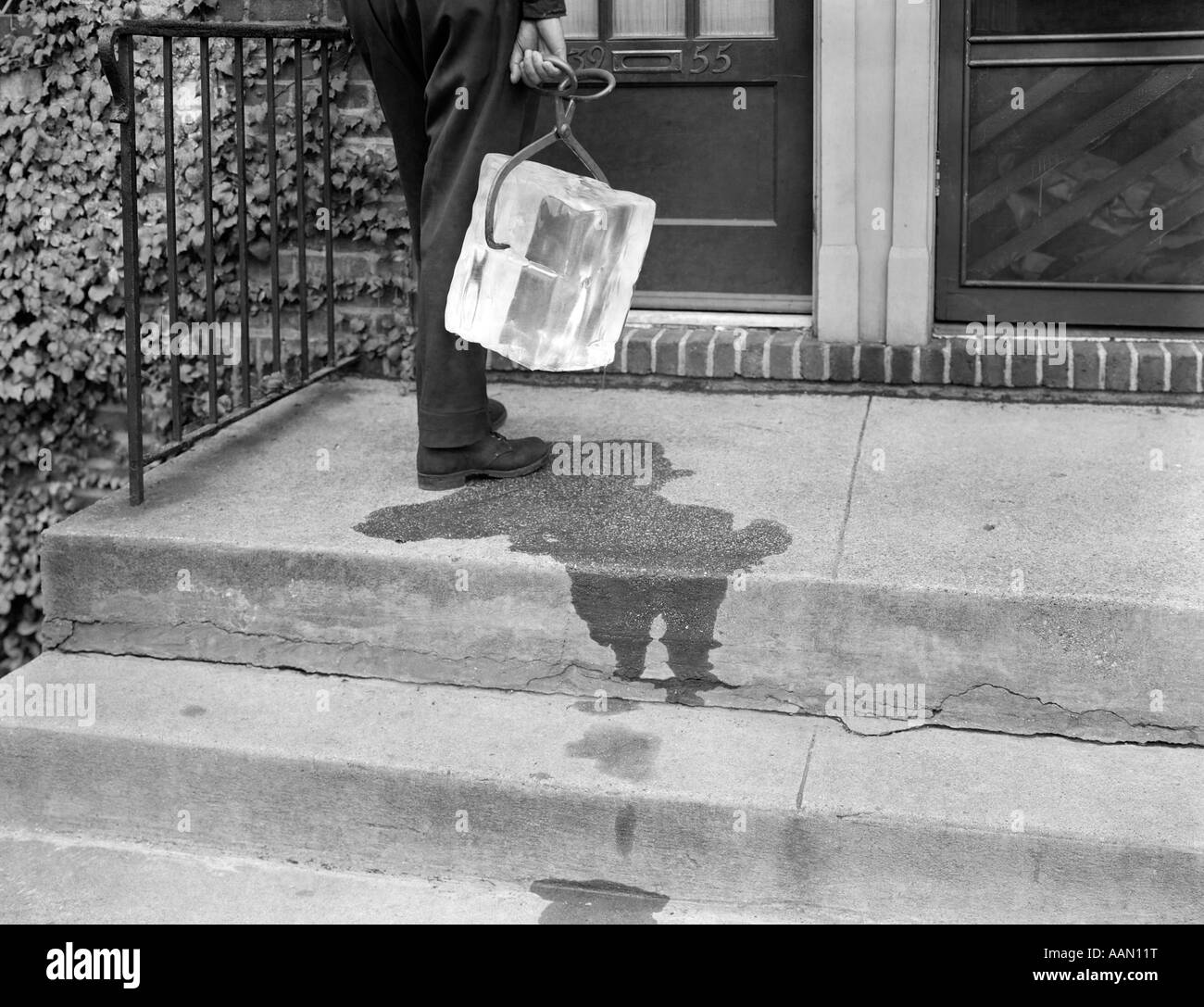 1920s 1930s 1940s DELIVERY MAN WITH BLOCK OF ICE Stock Photo - Alamy