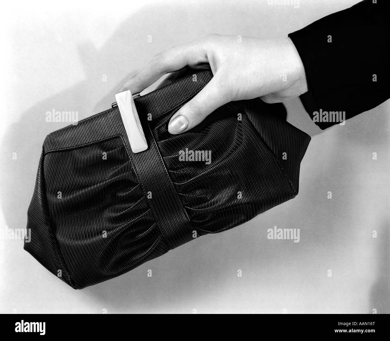 1920s women holding hands hi-res stock photography and images - Alamy