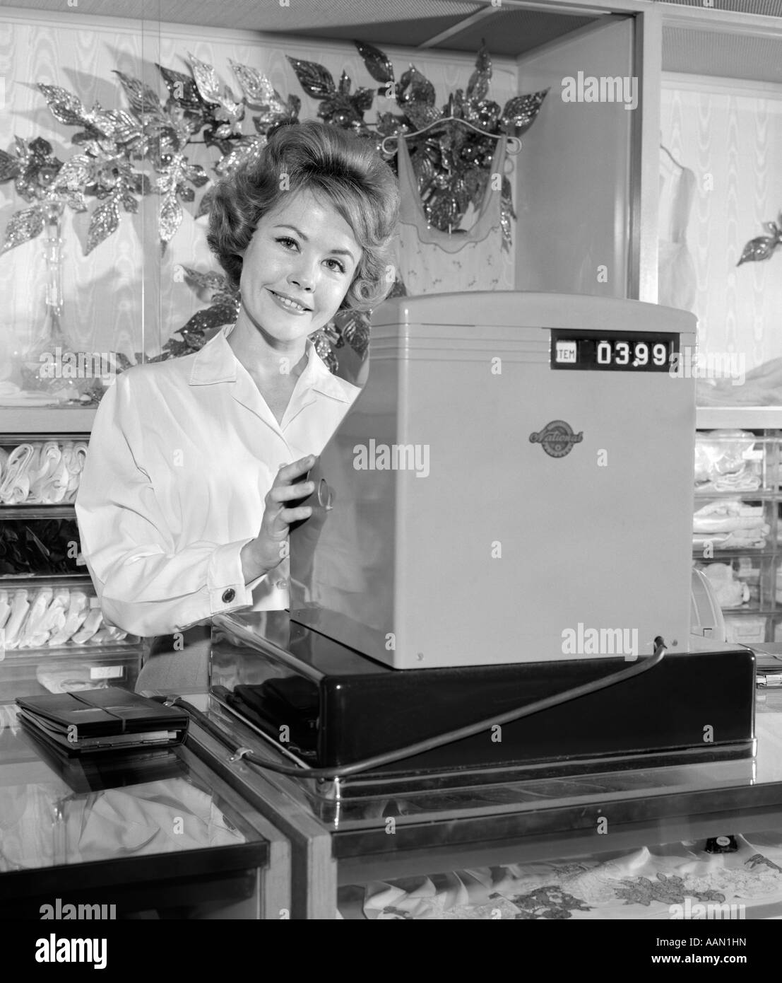 Vintage department store women hi-res stock photography and images - Alamy