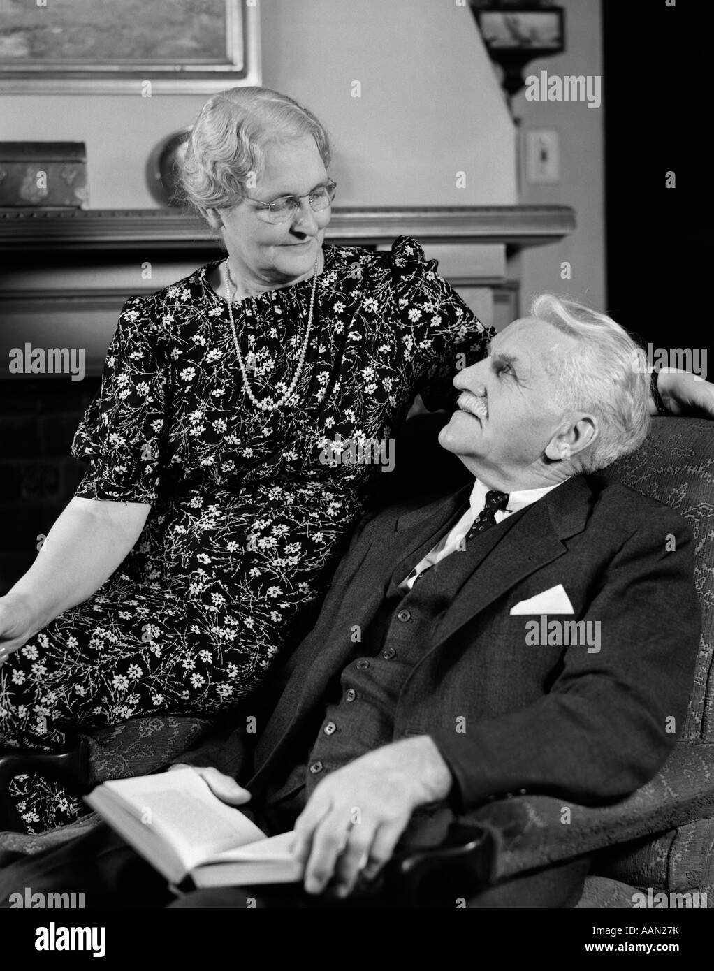 1940s couple man woman sitting hi-res stock photography and images - Alamy