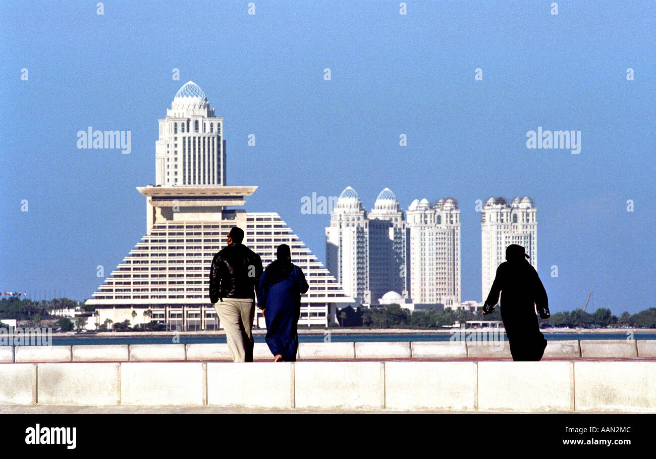 Doha cornice hi-res stock photography and images - Alamy