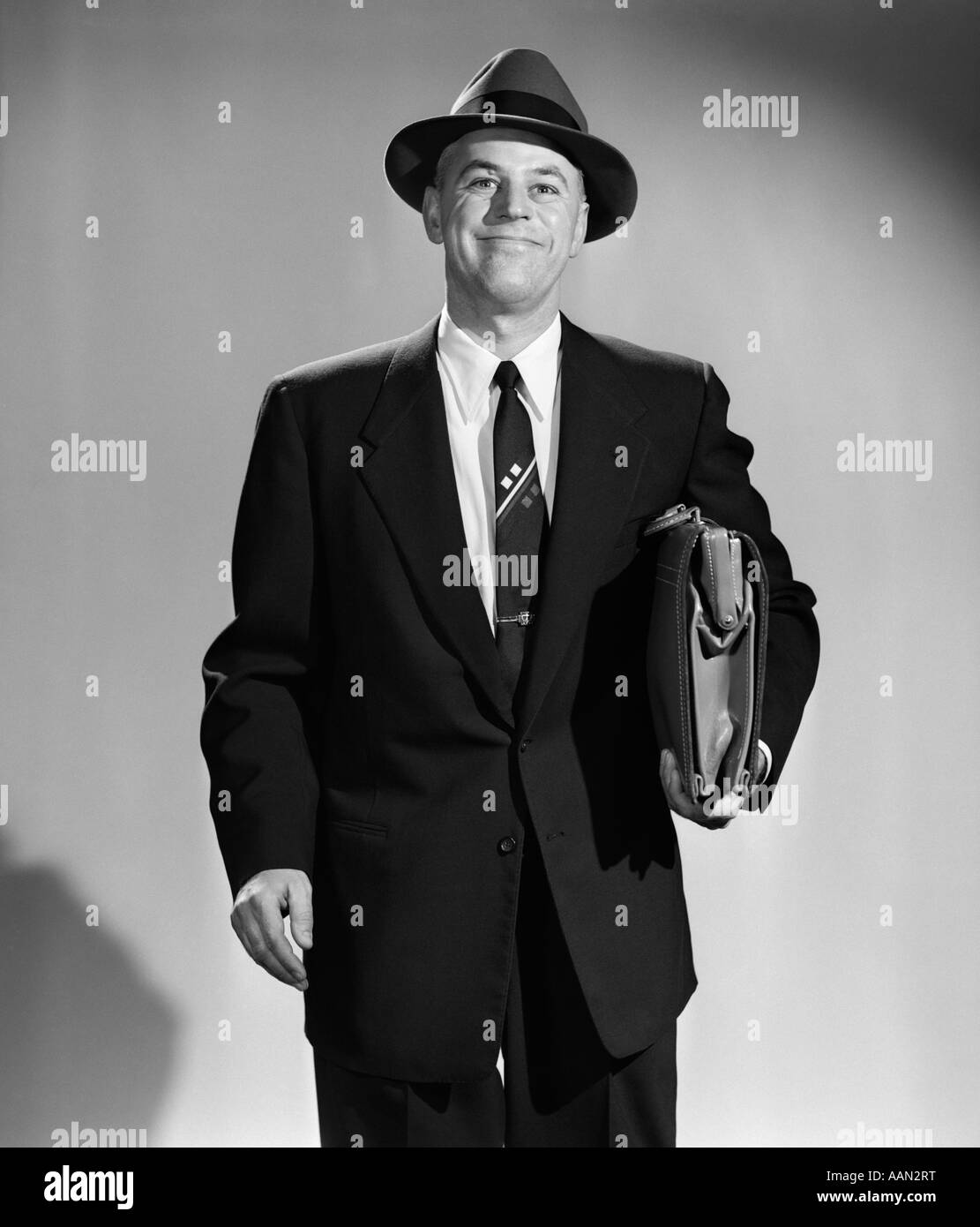 1950s PORTRAIT SMILING MAN SALESMAN BUSINESSMAN HOLDING BRIEFCASE ...
