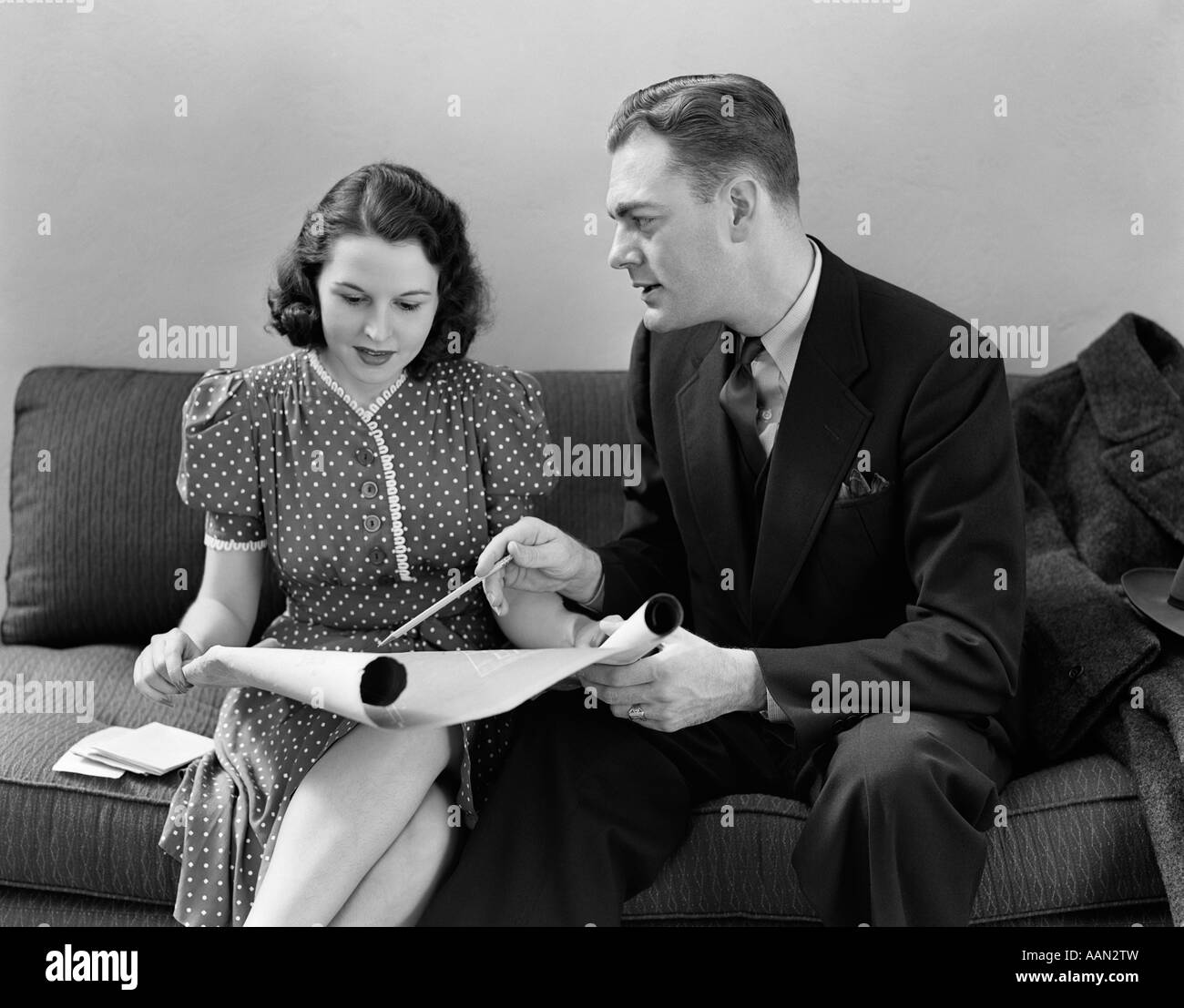1940s couple man woman sitting hi-res stock photography and images - Alamy