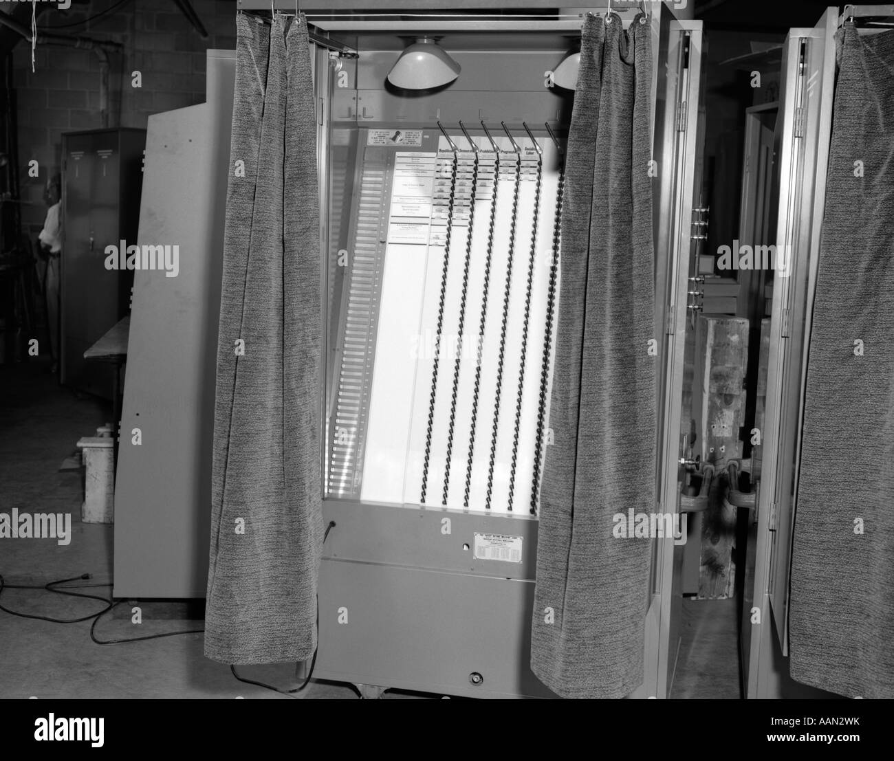 Voting machine 1950s hi-res stock photography and images - Alamy