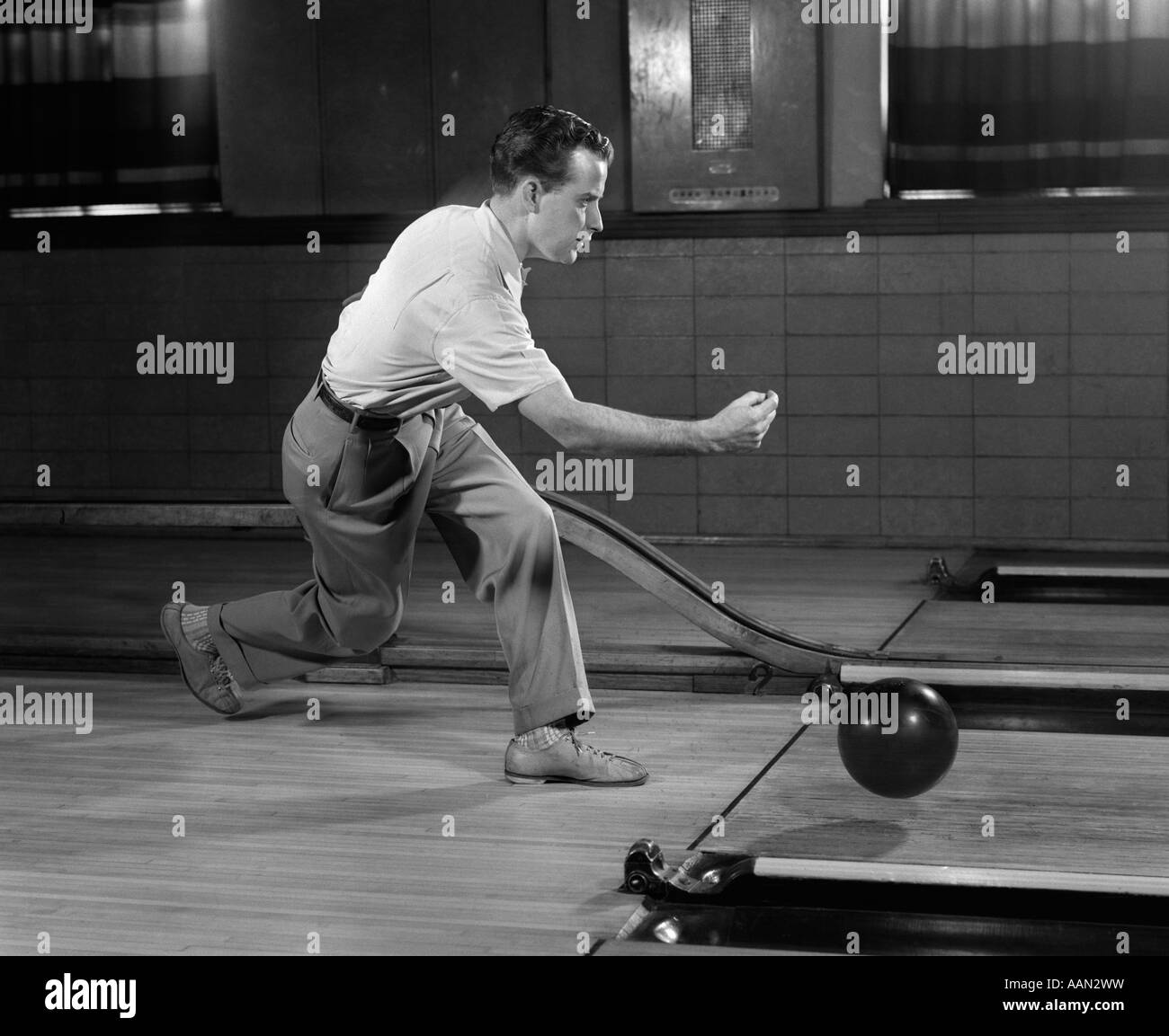 1950s SIDE VIEW MAN BOWLING RELEASING BALL Stock Photo - Alamy