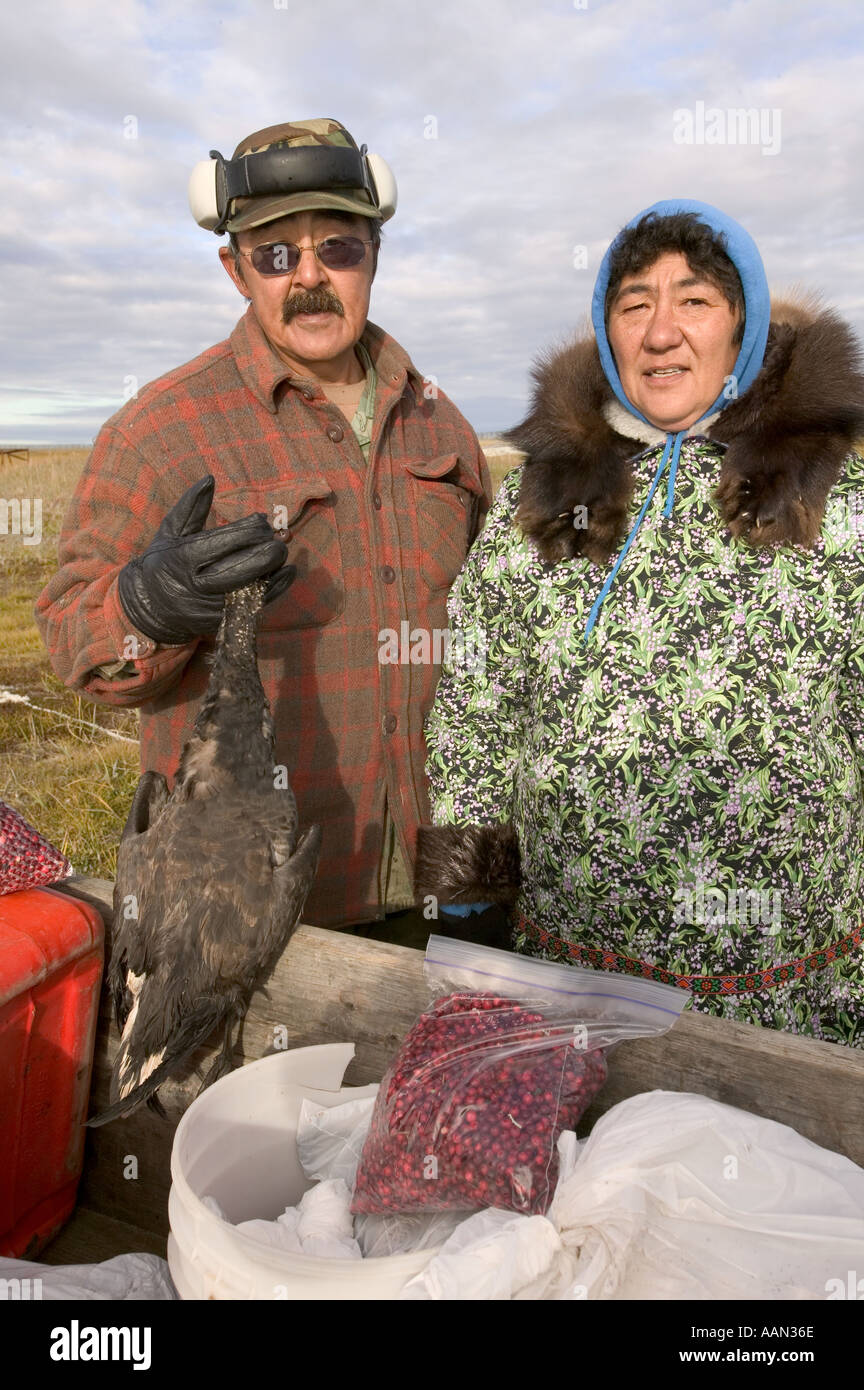 Inuit couple hi-res stock photography and images - Alamy