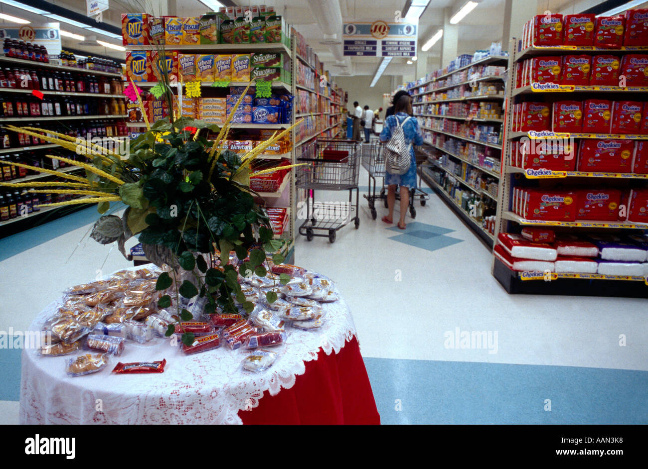 Supermarket trolley bay hi-res stock photography and images - Alamy