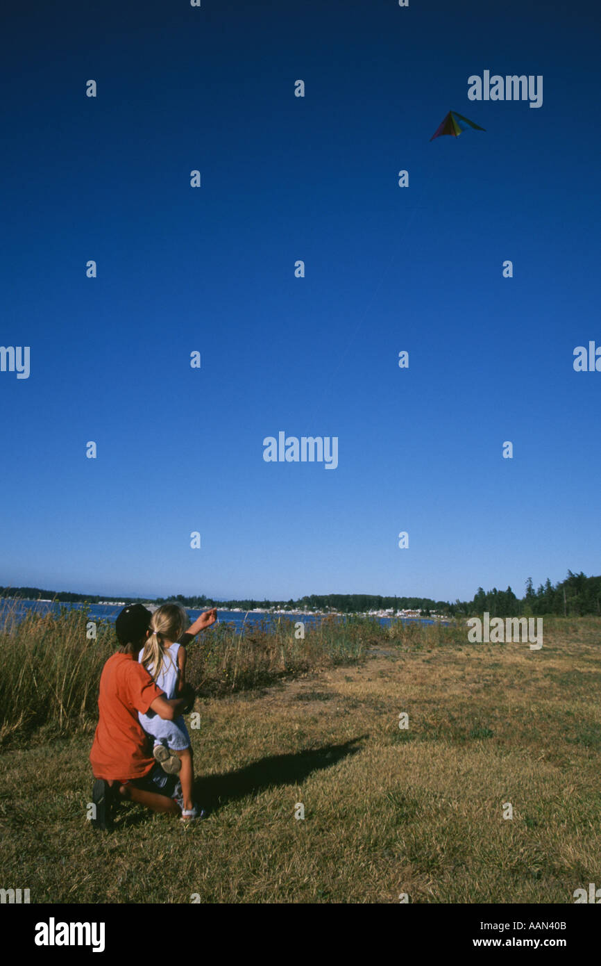 brother teaching sister how to fly kite Stock Photo - Alamy