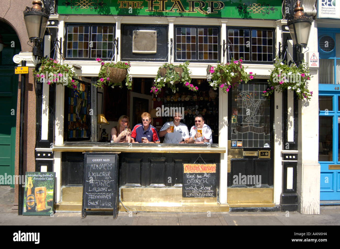Typical london pub in summer Stock Photo - Alamy