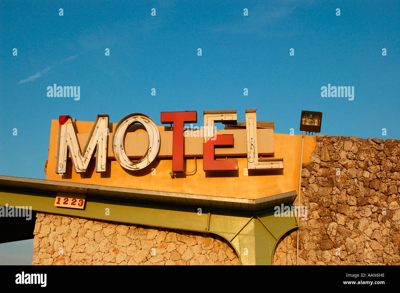 A delapidated motel sign Stock Photo - Alamy
