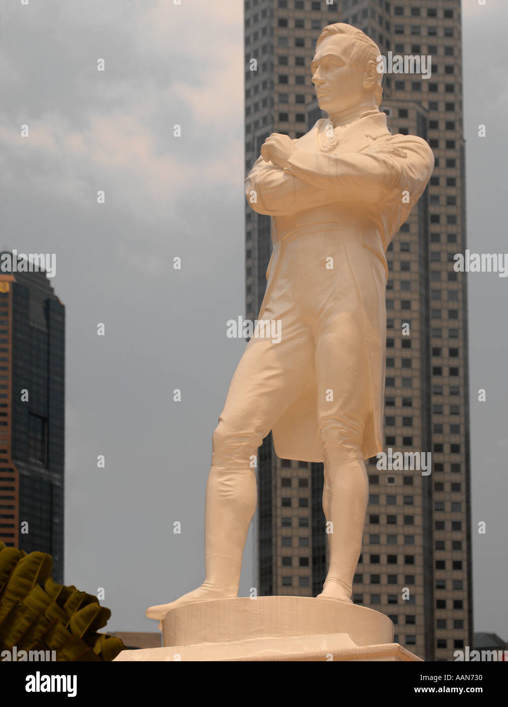 Sir Stamford Raffles statue in Singapore Stock Photo - Alamy