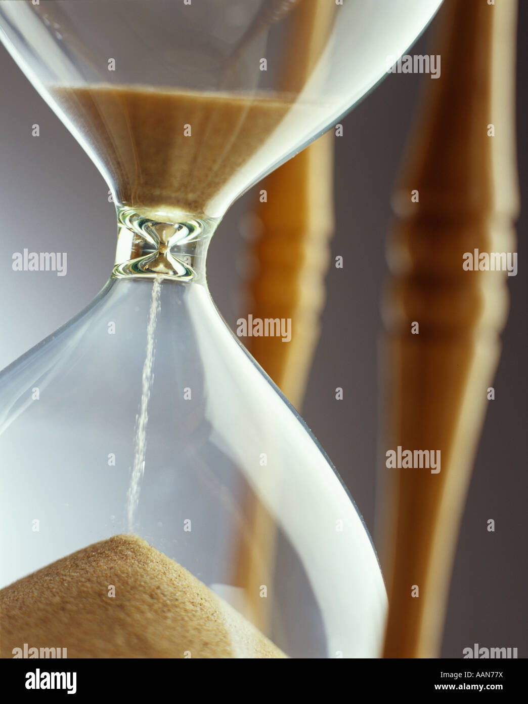 sand running through hourglass Stock Photo - Alamy