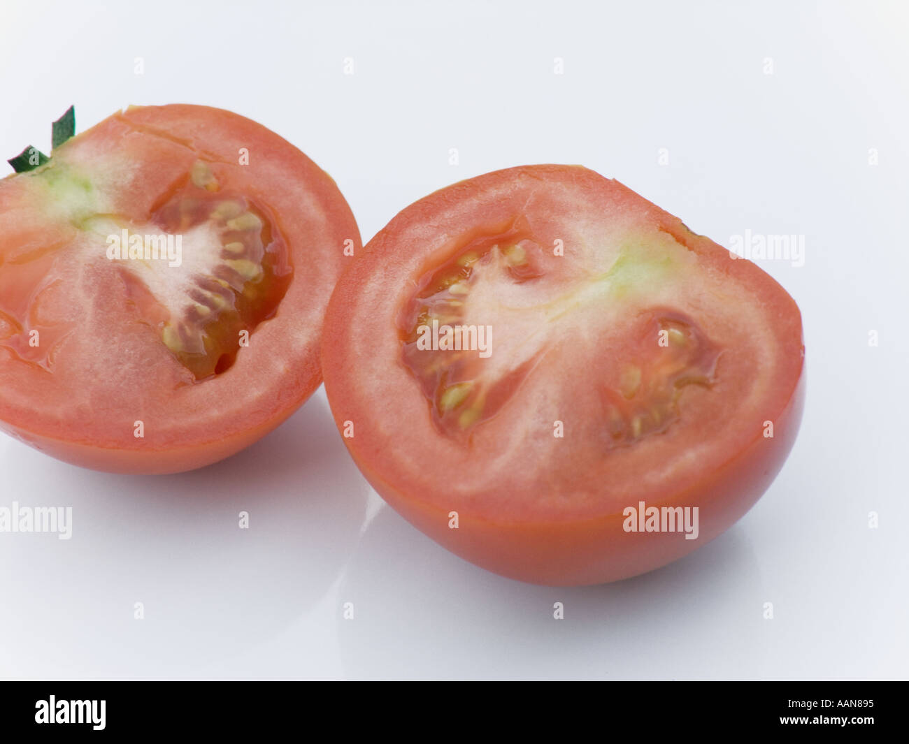 A TOMATO CUT IN HALF Stock Photo - Alamy
