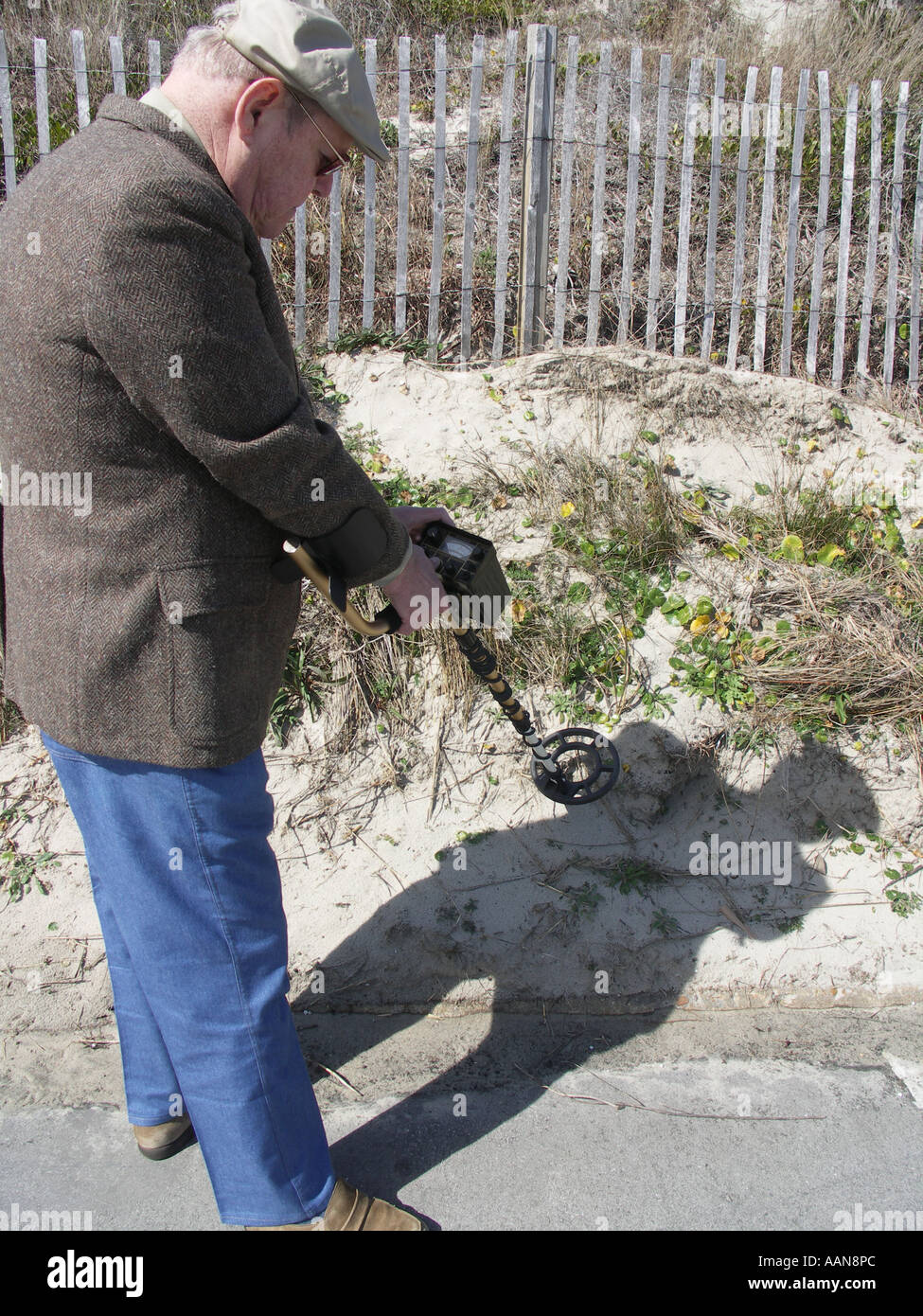 Man holding a metal detector hi-res stock photography and images - Alamy