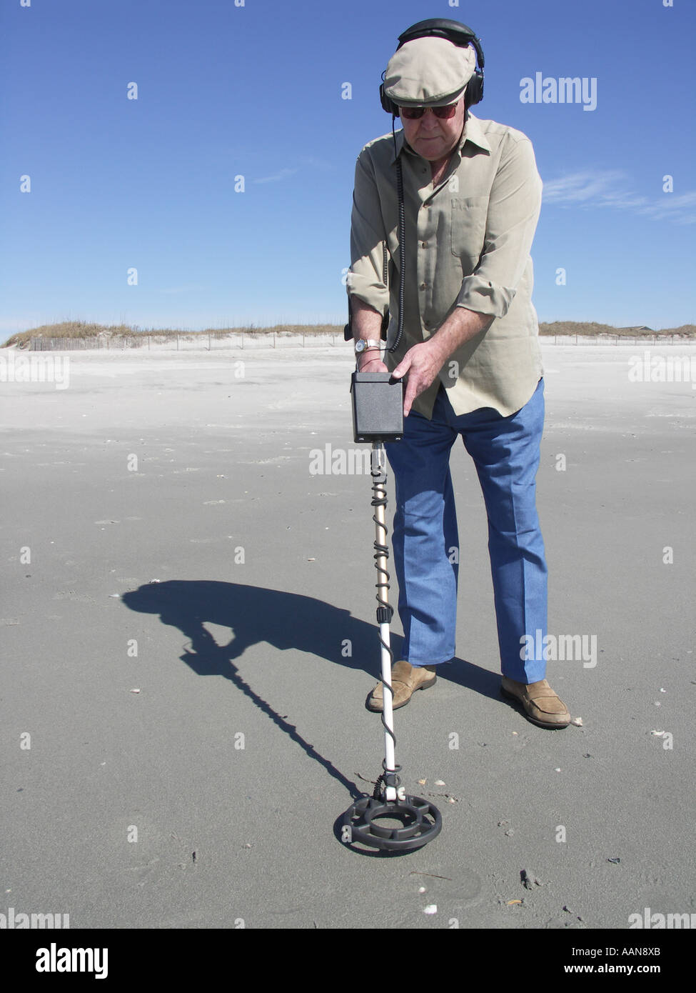 Metal detector scanning beach hi-res stock photography and images - Alamy
