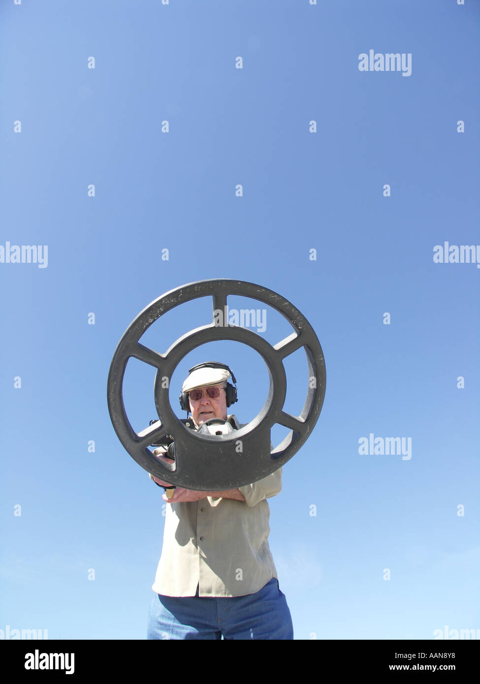 Man with metal detector hi-res stock photography and images - Alamy