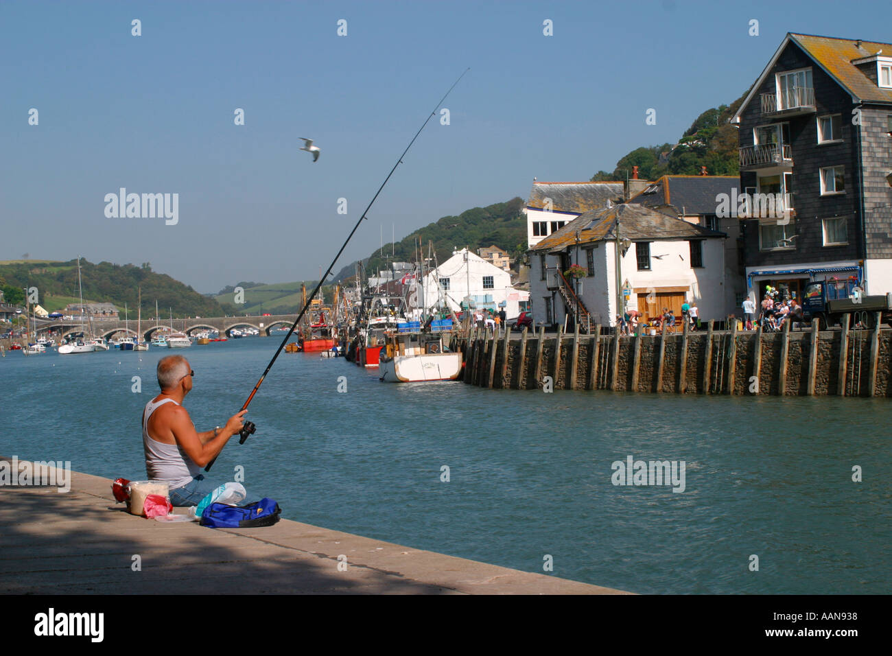Looe quayside hi-res stock photography and images - Alamy