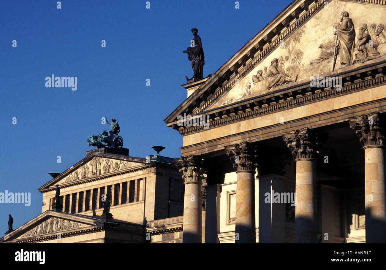 Classical statues hi-res stock photography and images - Alamy