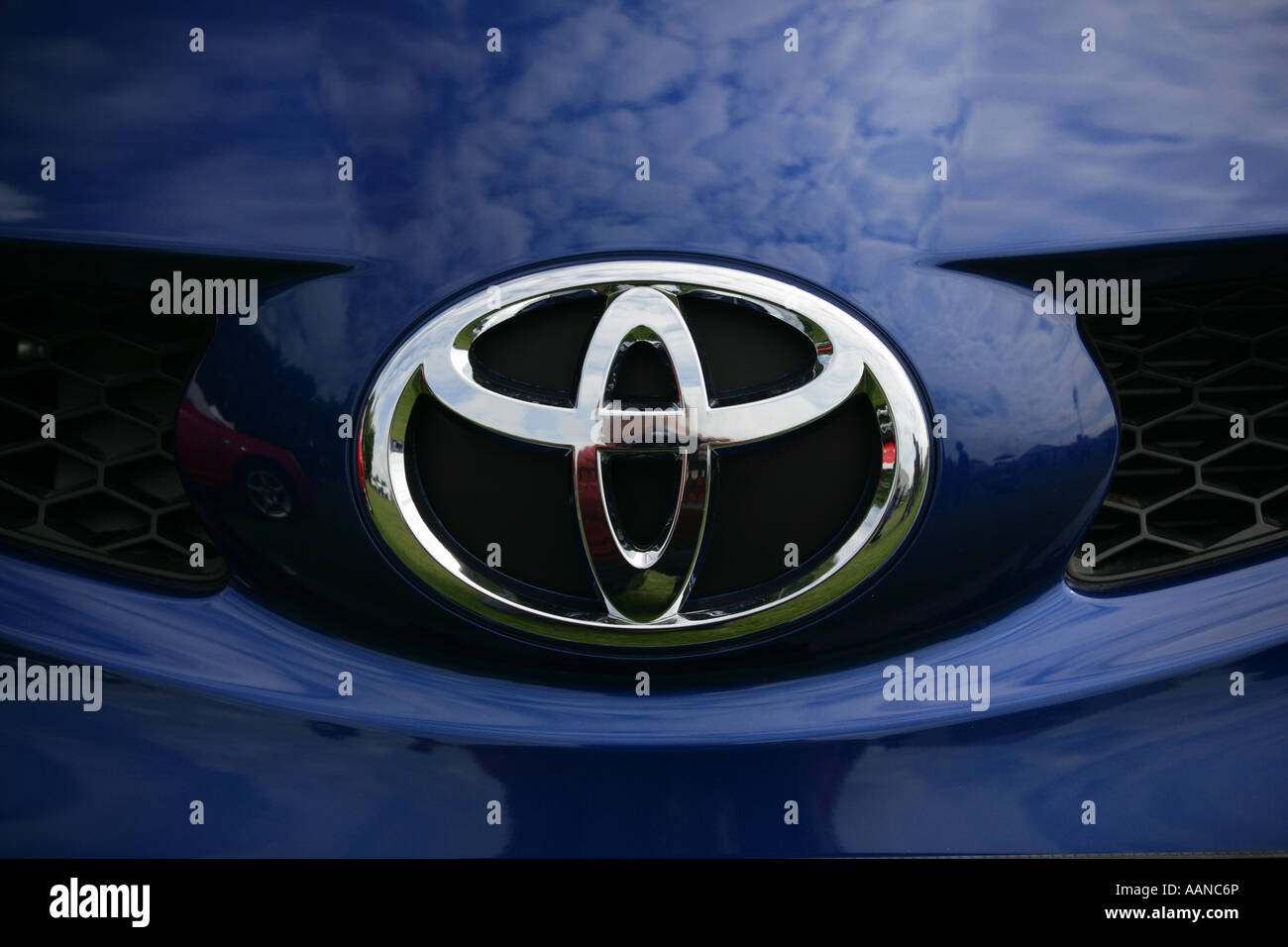 Logo on the bonnet of a Toyota car Stock Photo - Alamy