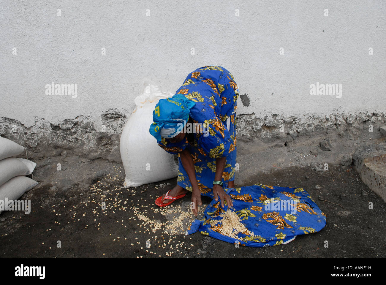 An Internally displaced woman collects corn soya blend during World ...
