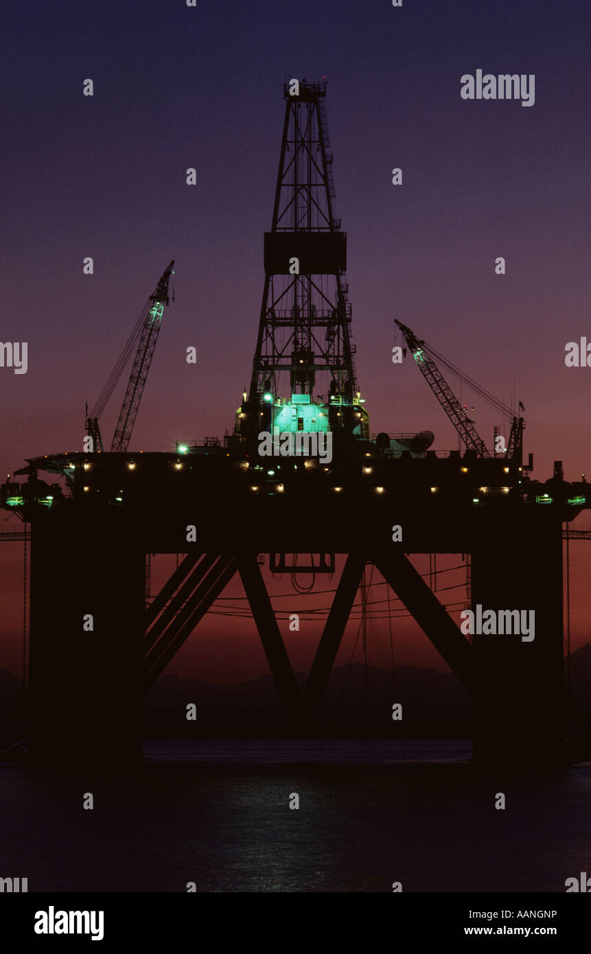 Oil drilling rig in Elliot Bay at sunset moored at the Port of Seattle ...