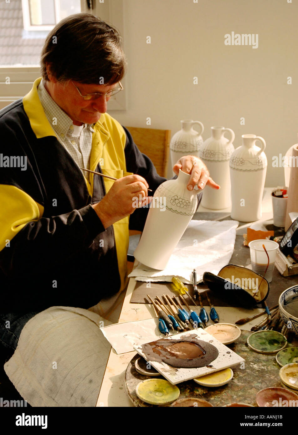 Delft,Holland Artist hand painting traditional dutch blue pottery De ...