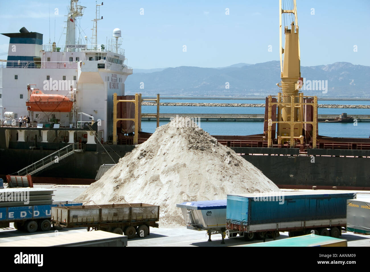 Cargo salt load load loading hi-res stock photography and images - Alamy
