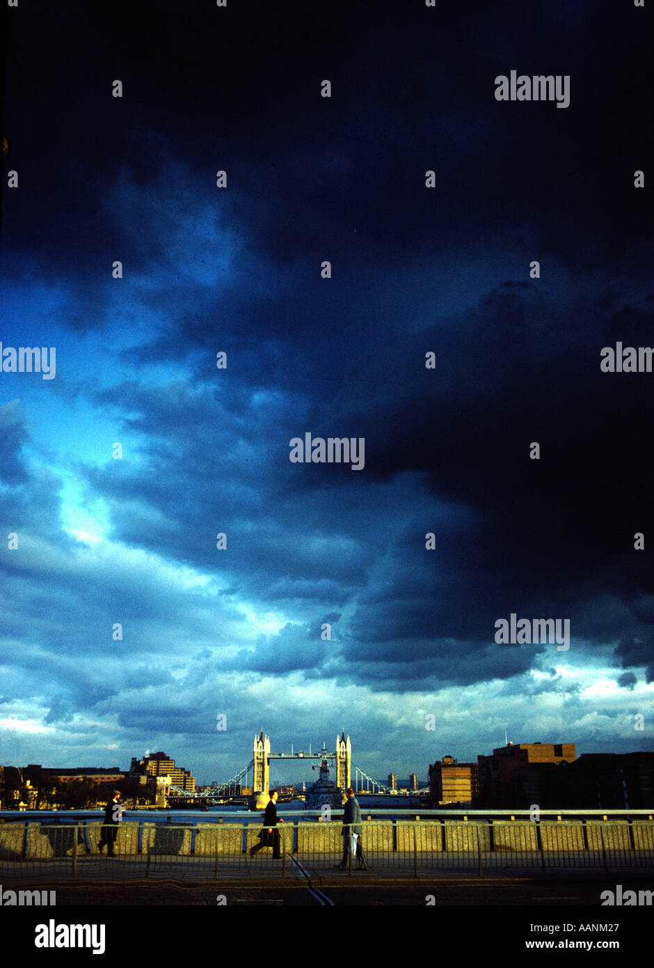 Dramatic london sky hi-res stock photography and images - Alamy