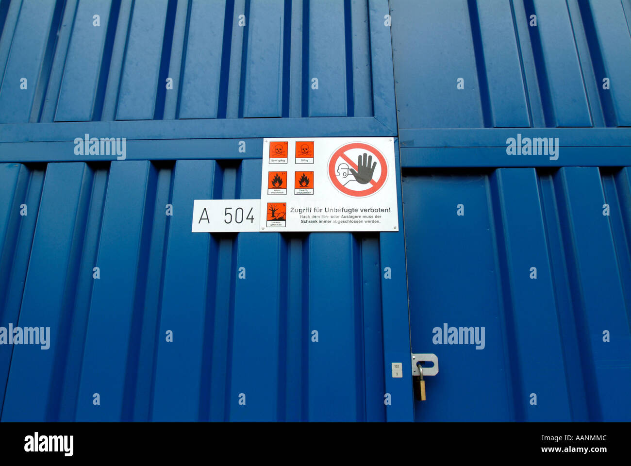 Employees only sign hi-res stock photography and images - Alamy