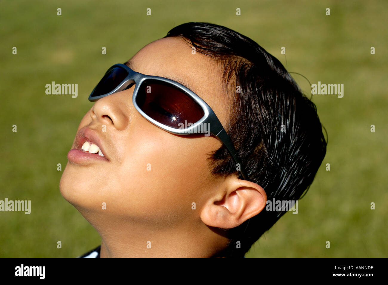 Boy smiling and staring at the sun amazed Stock Photo - Alamy