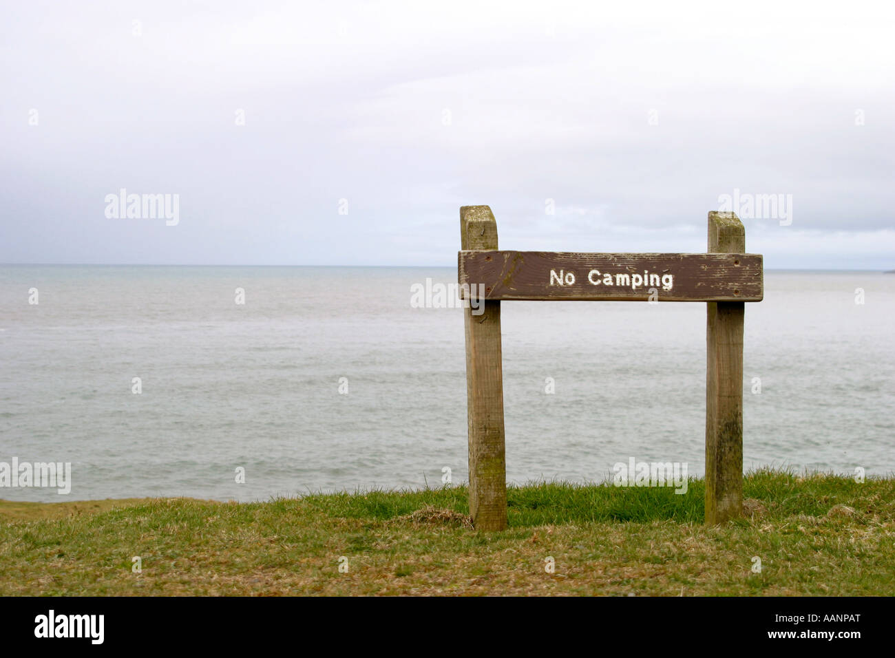 No camping sign at cliff edge Stock Photo - Alamy