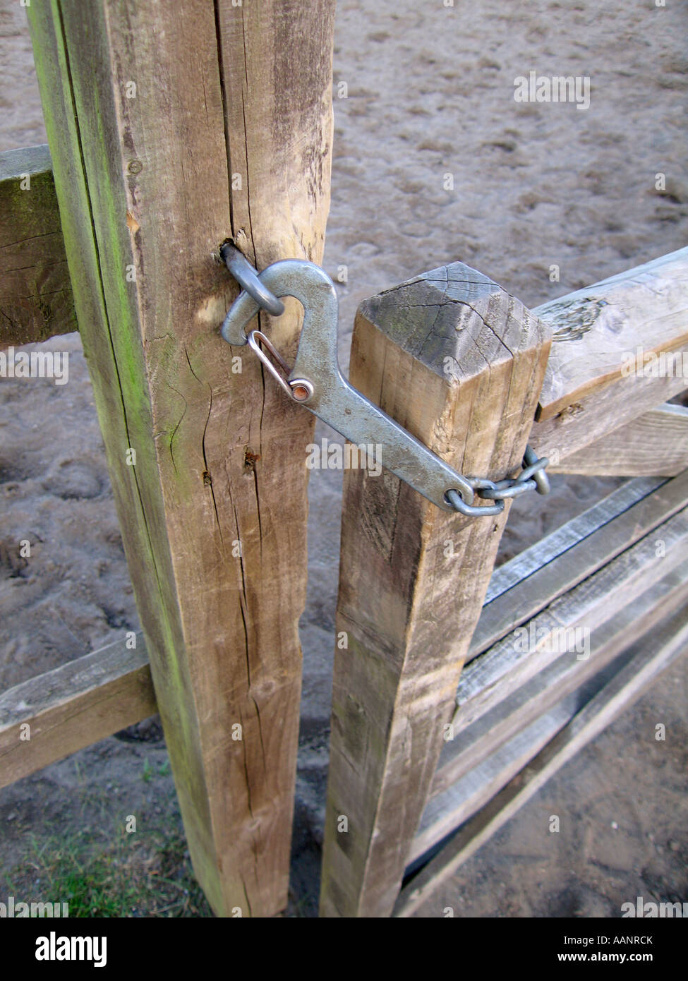Detail of wooden farm gate catch Stock Photo - Alamy