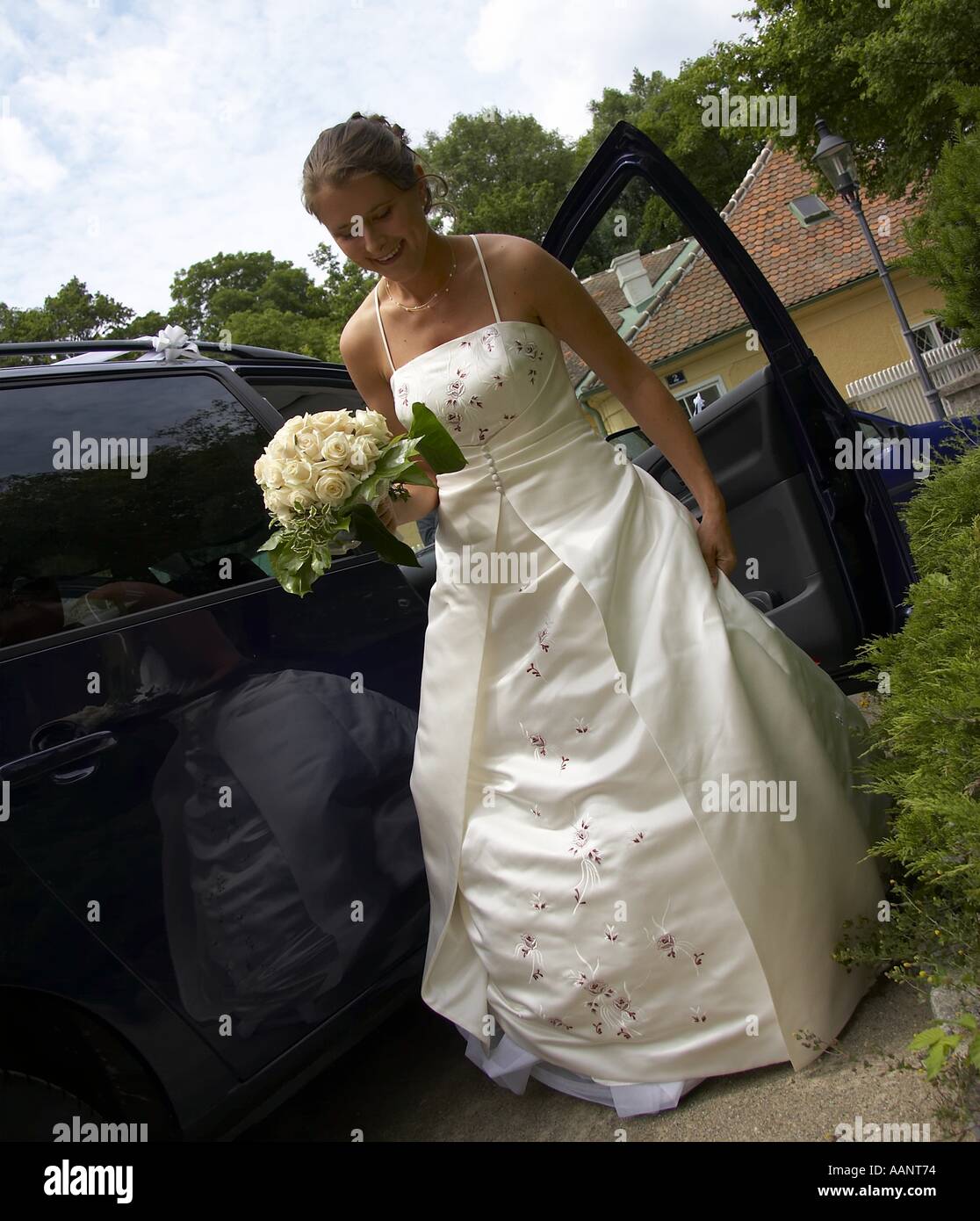 Bride getting out wedding car hi-res stock photography and images - Alamy