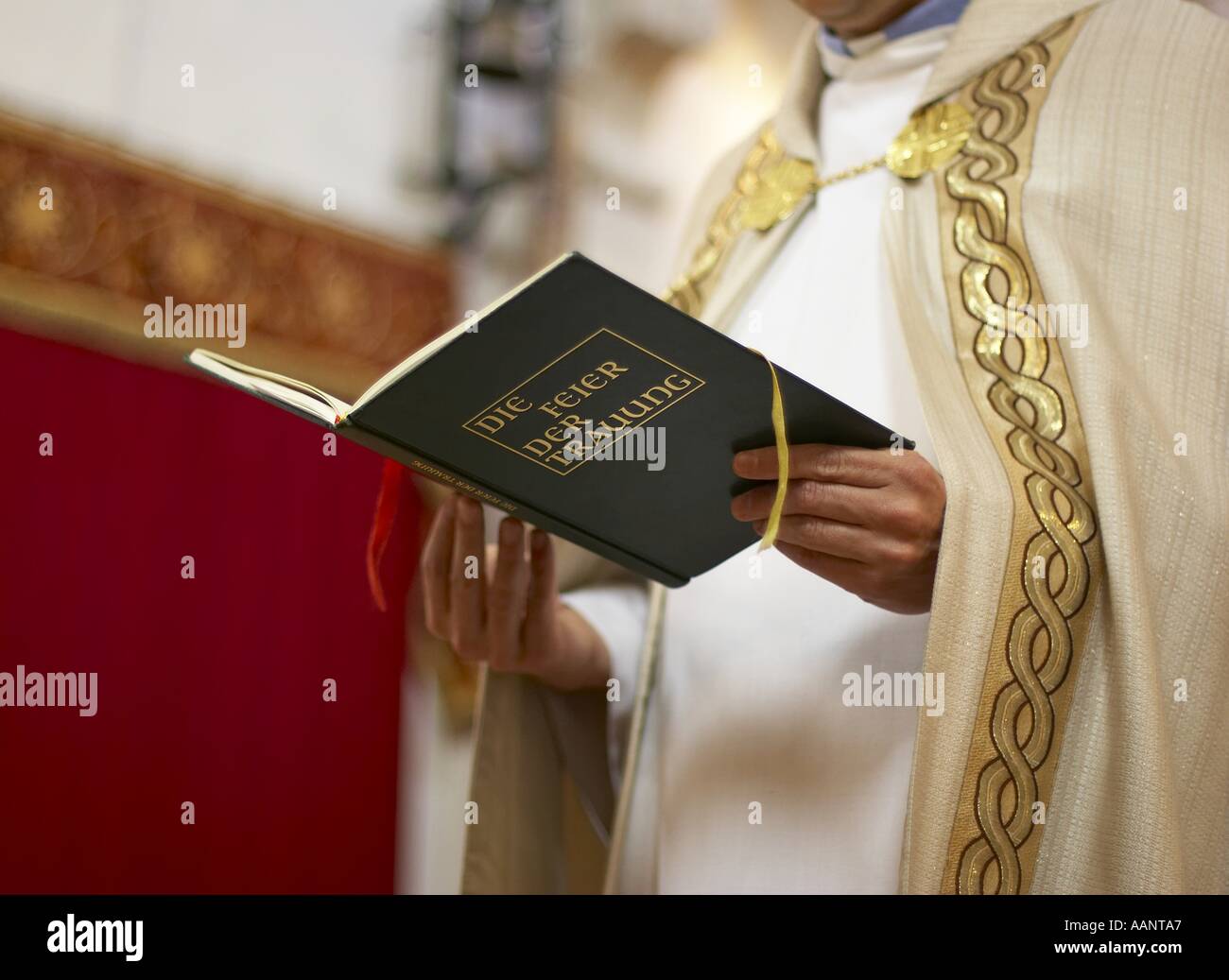 Wedding church ceremony priest hi-res stock photography and images - Alamy