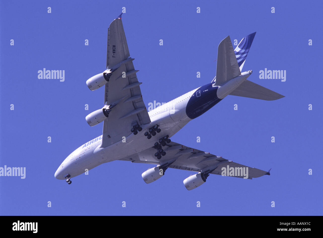 Le superjumbo airbus a380 hi-res stock photography and images - Alamy