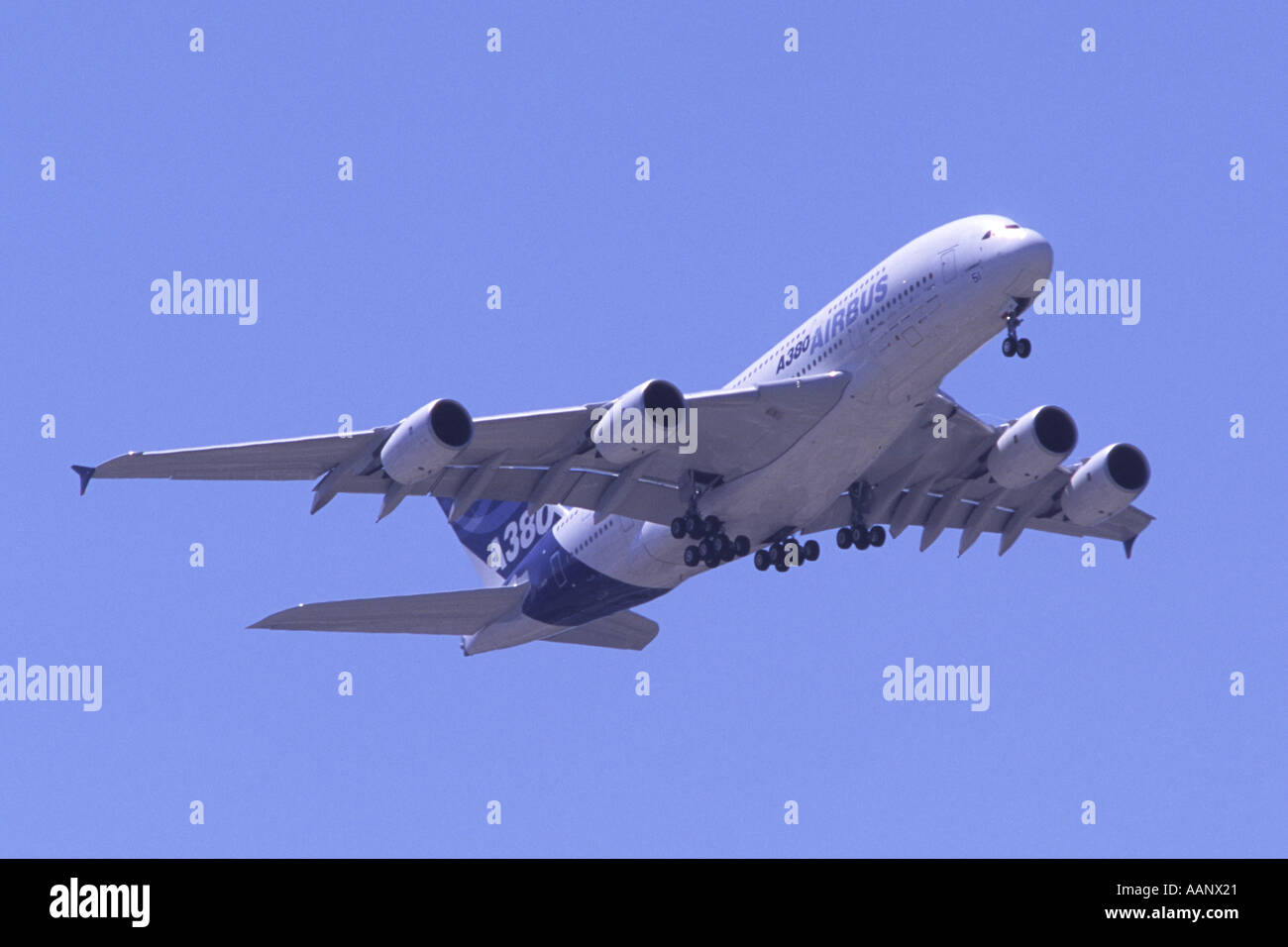 Le superjumbo airbus a380 hi-res stock photography and images - Alamy