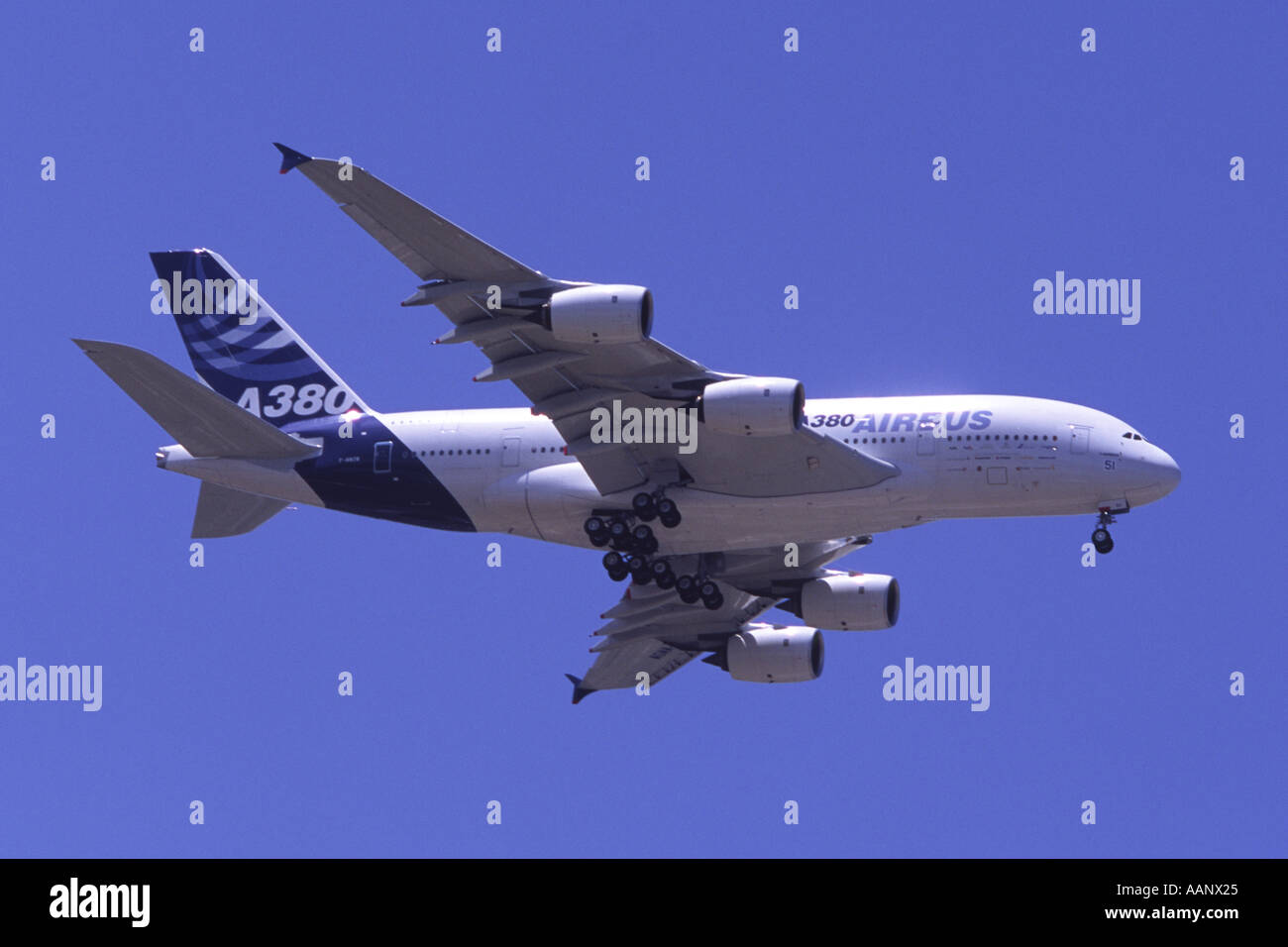 Le superjumbo airbus a380 hi-res stock photography and images - Alamy