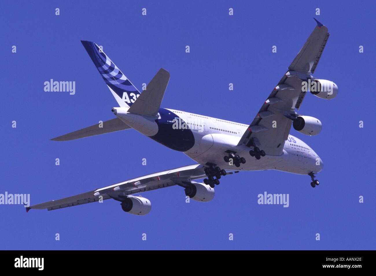 Le superjumbo airbus a380 hi-res stock photography and images - Alamy