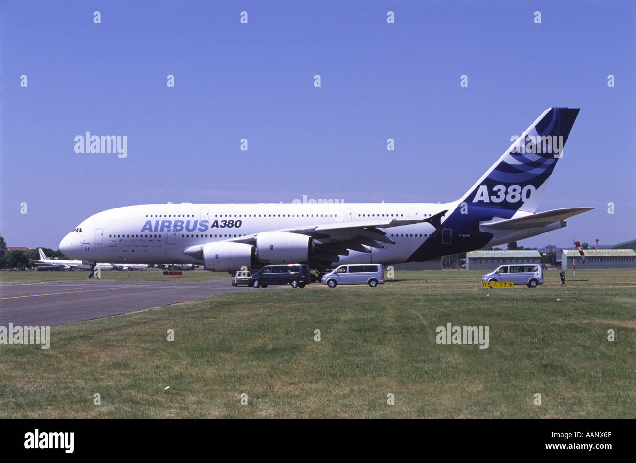 Le superjumbo airbus a380 hi-res stock photography and images - Alamy