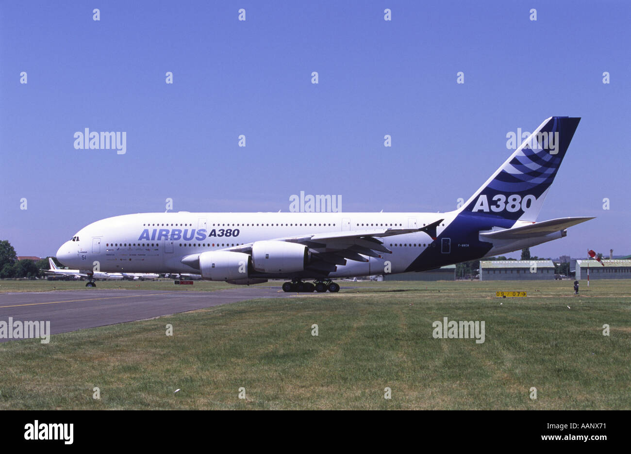 Le superjumbo airbus a380 hi-res stock photography and images - Alamy