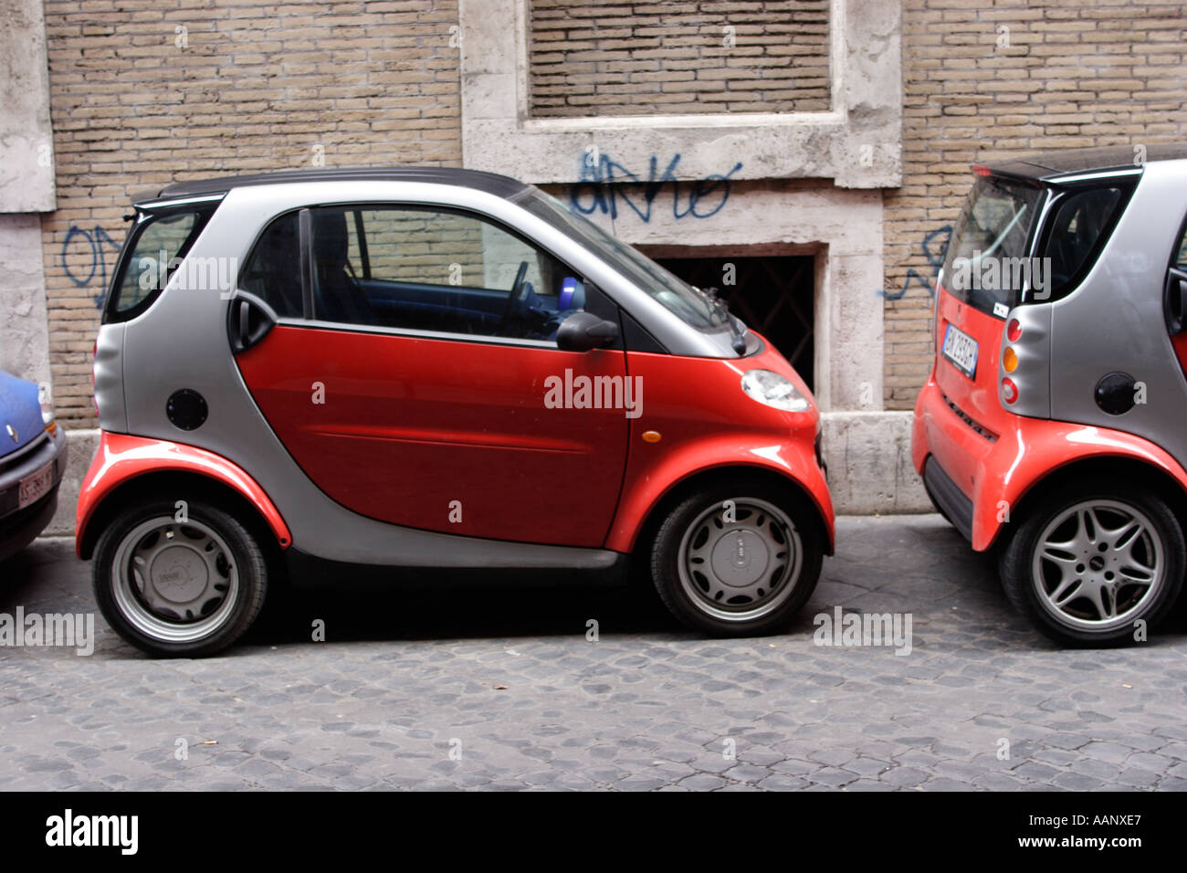 Rome parking smart cars hi-res stock photography and images - Alamy