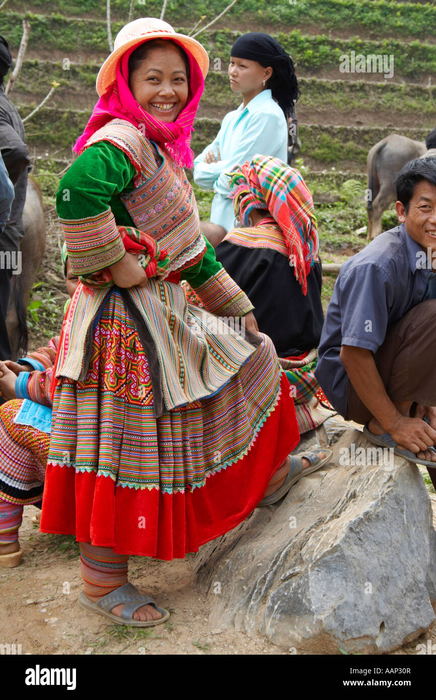 Young Woman from the Flower Hmong hill tribe at Coc Ly market, Sapa ...