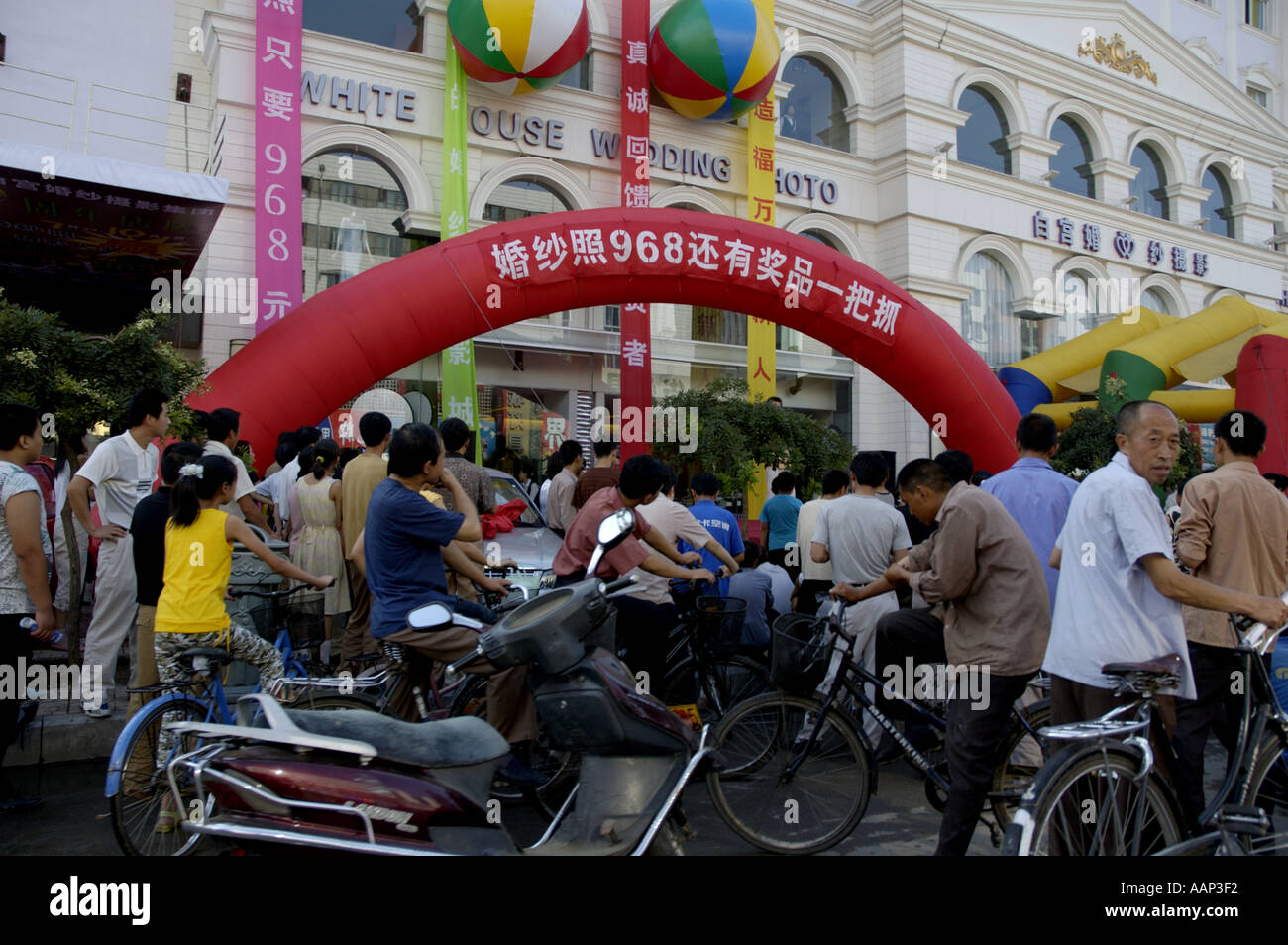 Crowded around a hi-res stock photography and images - Alamy