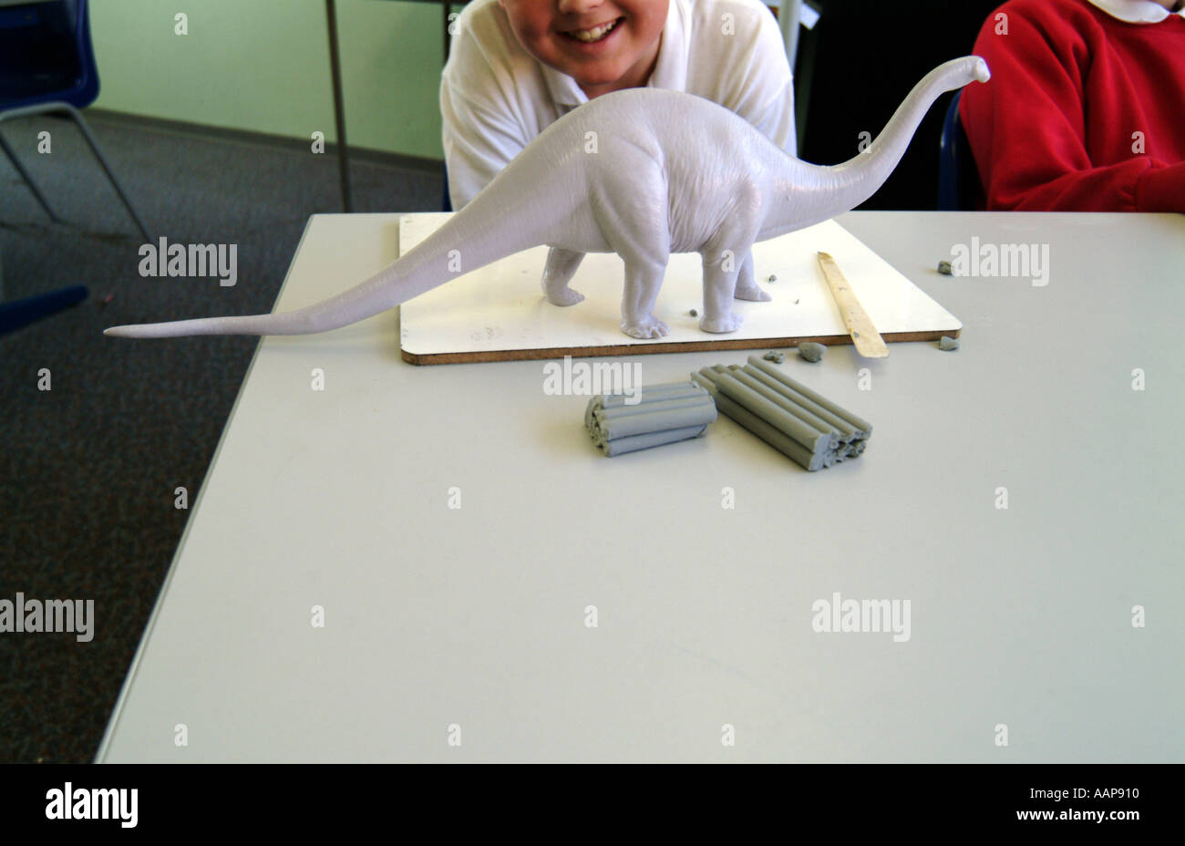 Dinosaur model making hi-res stock photography and images - Alamy