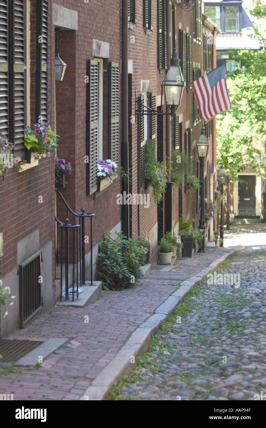 Historic cobblestone street in beacon hill section of Boston ...